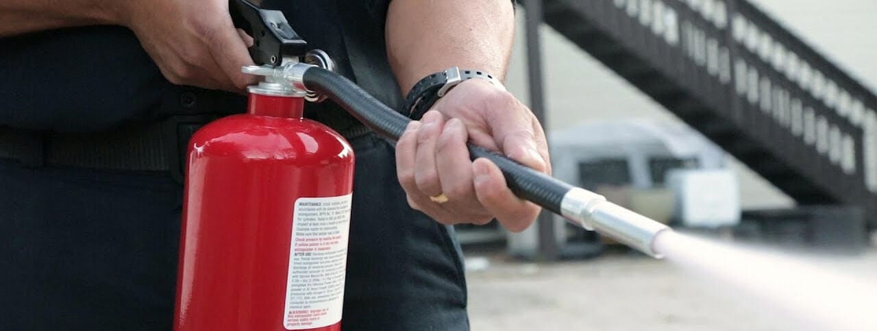 Les meilleurs extincteurs voiture en 2025 ! Avis d'un Pro
